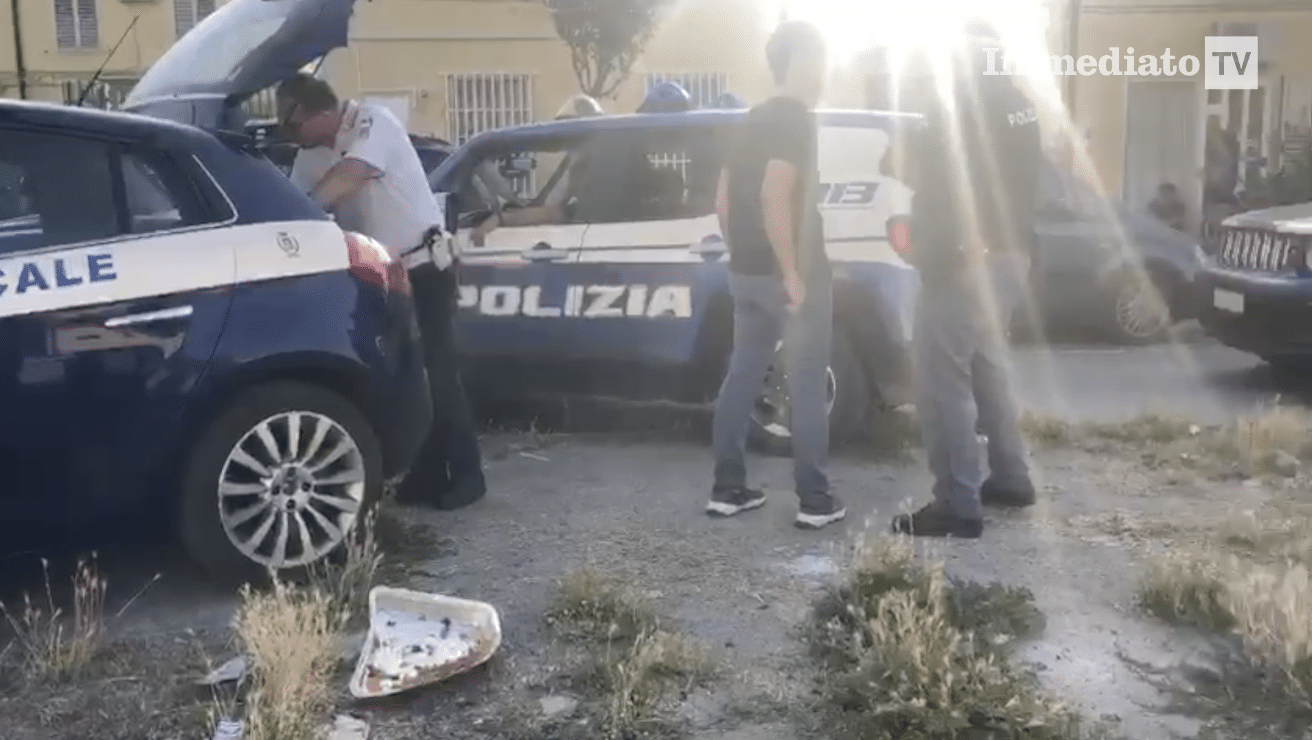 Retata all'alba, sigilli ai covi della droga: 16 manufatti abusivi ...