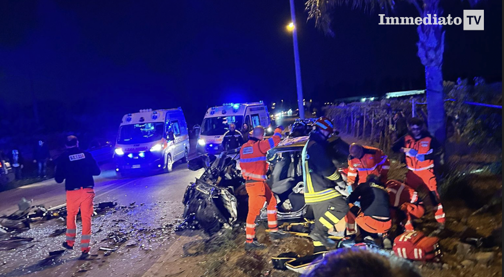Tremendo frontale tra auto nella BAT, morti marito e moglie: cinque ...